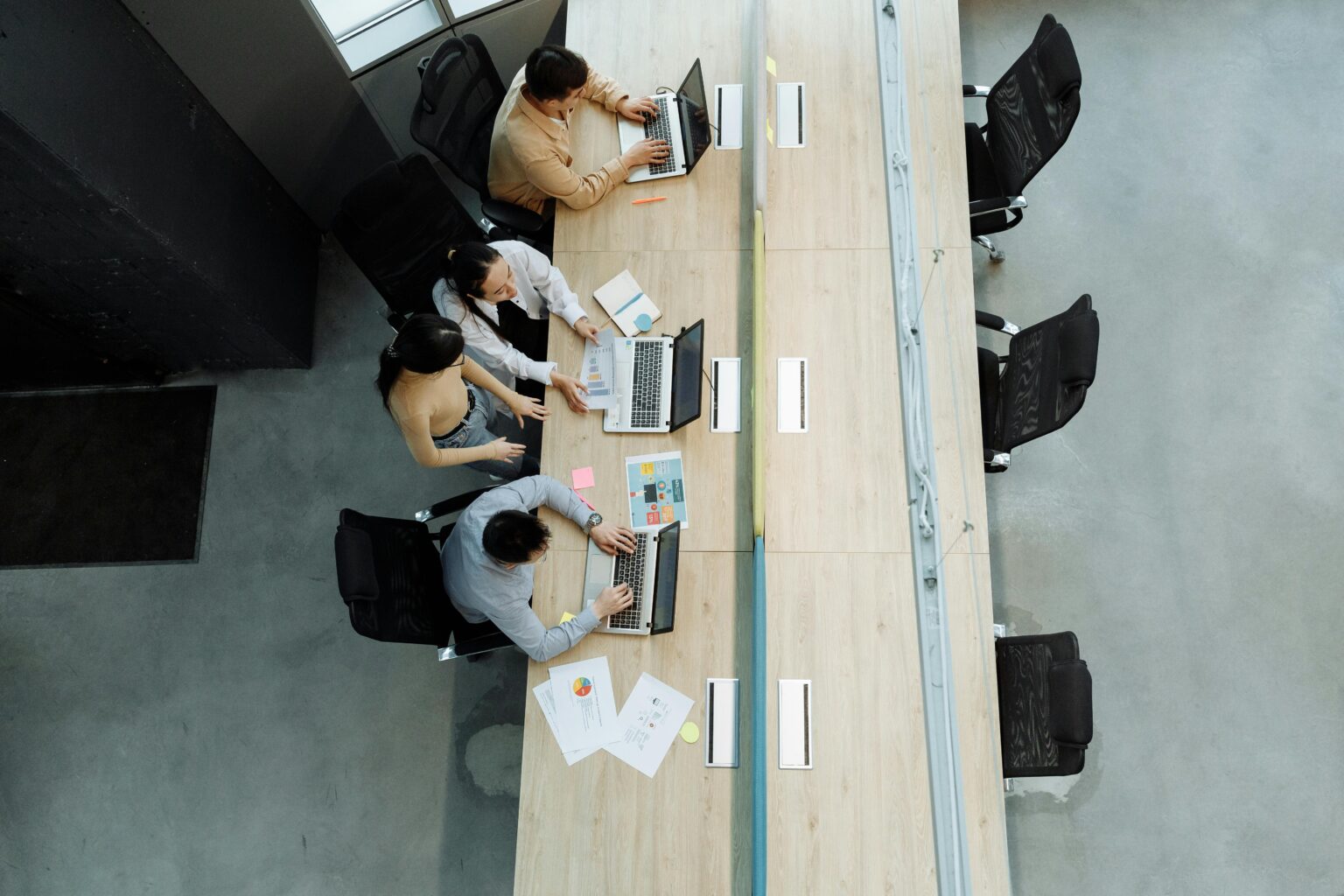 Hot Desking 101: Everything You Need to Know